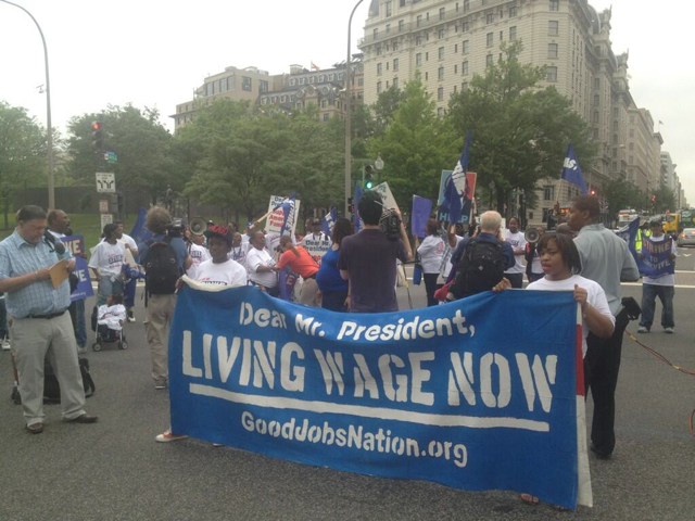 Workers Picketing Federal Buildings in Protest of Low Pay | DCist