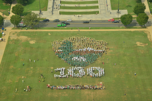 This Is What 1,200 People Look Like As A 'Living Arrowhead' | DCist