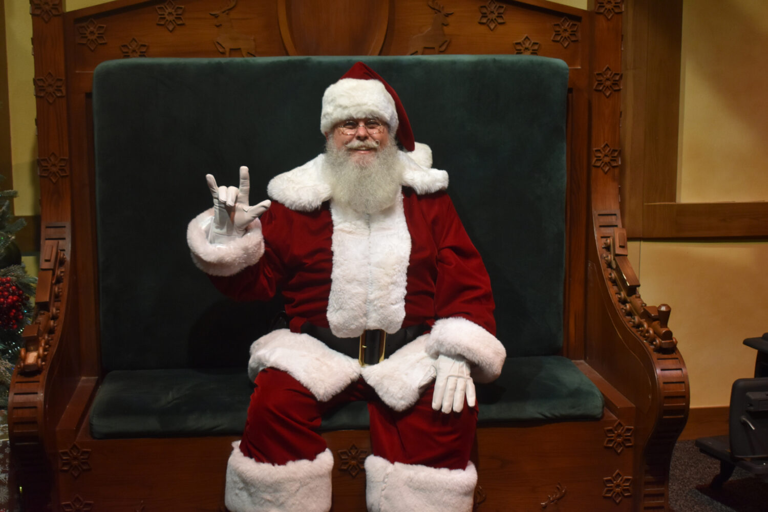 ‘He’s Real’: How A Santa Using ASL Brought Holiday Cheer To The Local ...